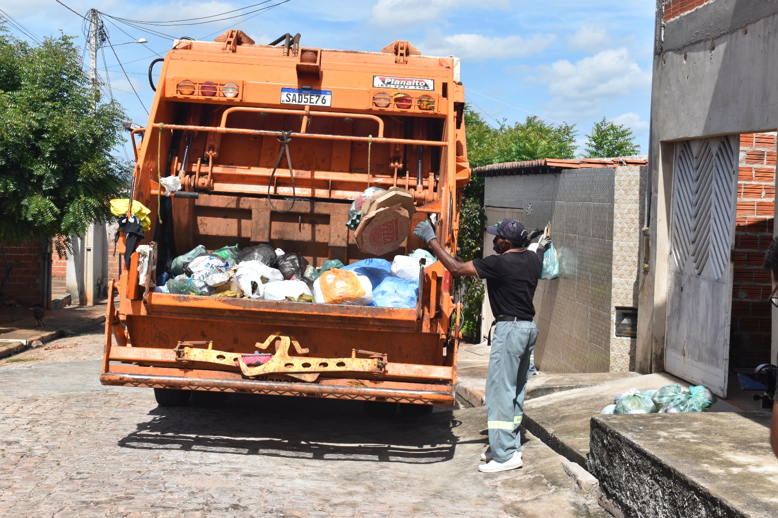 DIA DO GARI: Profissionais se dedicam diariamente para manter a cidade ...