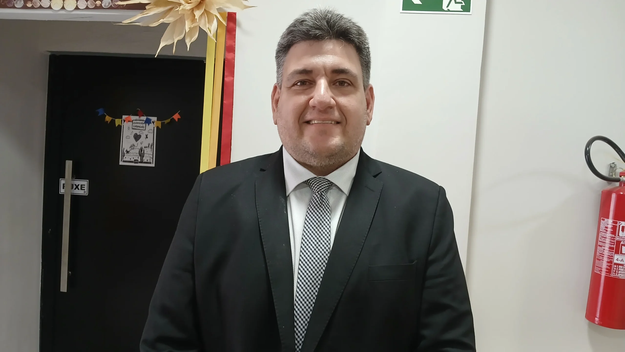 Hugo Victor apresenta requerimento de asfaltamento para ruas de bairros de Picos - PORTAL ...